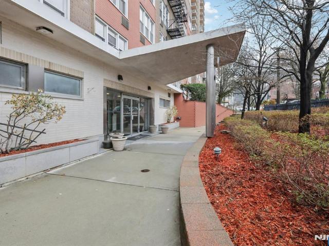 2160 Center Avenue # 4N