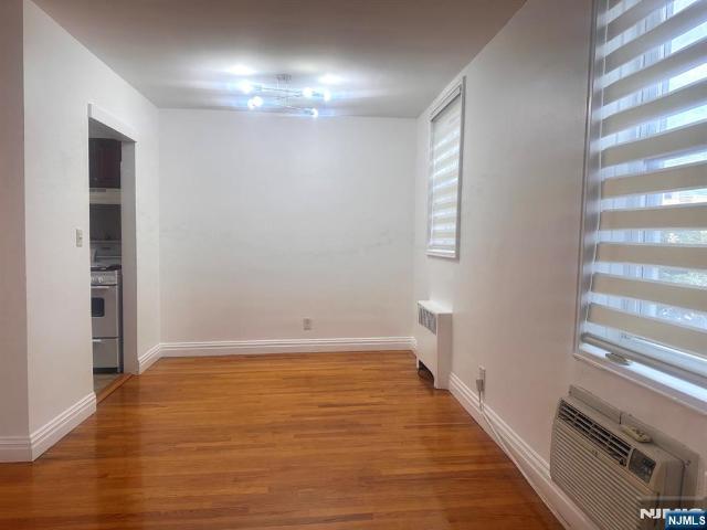 2160 Center Avenue # 4S