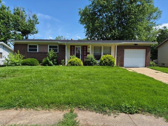 2160 Splendor Dr, Florissant, MO 63031