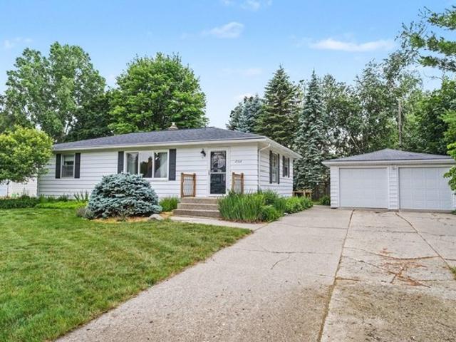 2162 Finsbury Ln NW, Grand Rapids, MI 49504