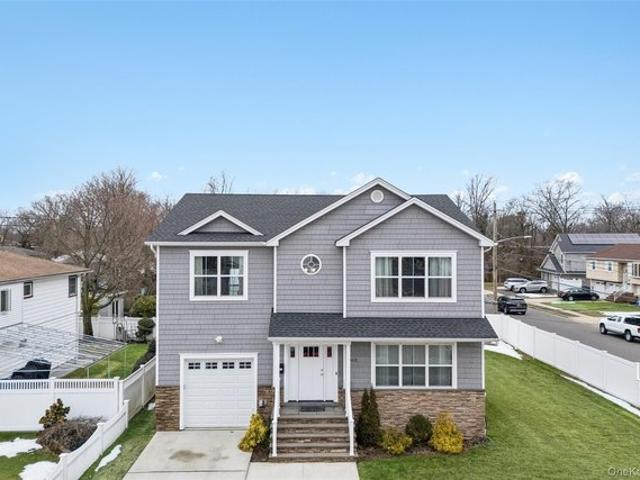 2162 Seamans Neck Rd, Seaford, NY 11783