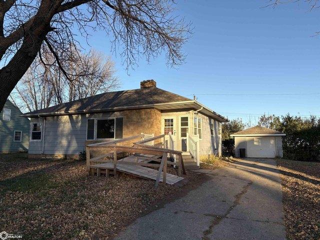 216 4th St NE, Buffalo Center, IA 50424