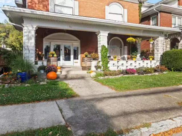 216 CONWAY ST, FRANKFORT, KY 40601 Single Family Residence For.
