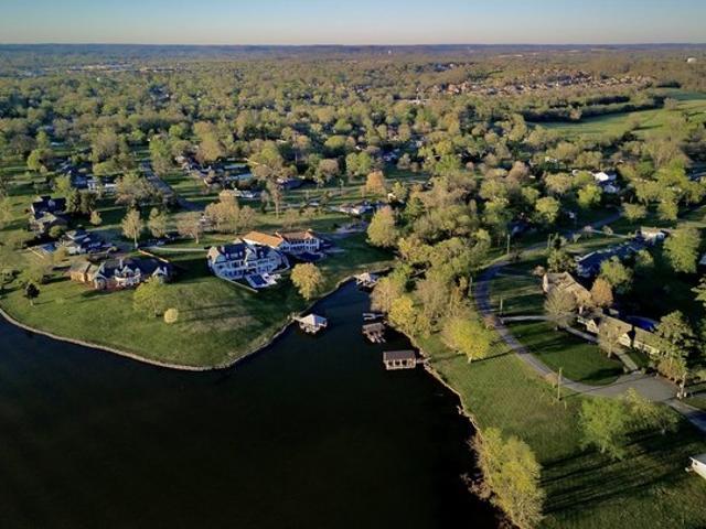 216 Cherokee Rd, Hendersonville, TN 37075