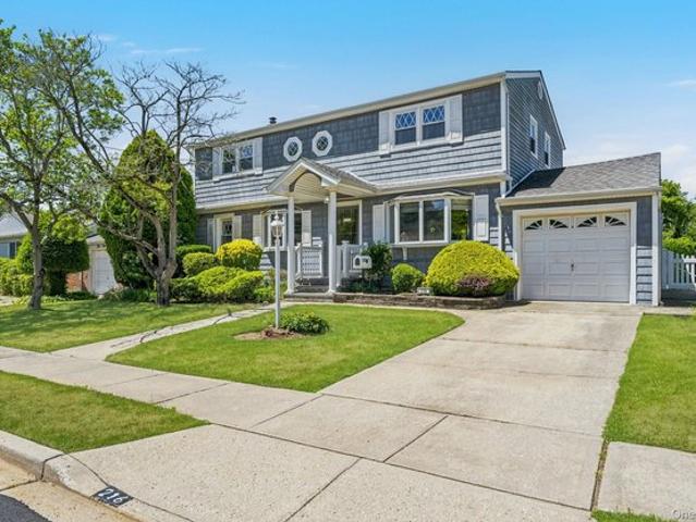 216 Gardner Ave, Jericho, NY 11753