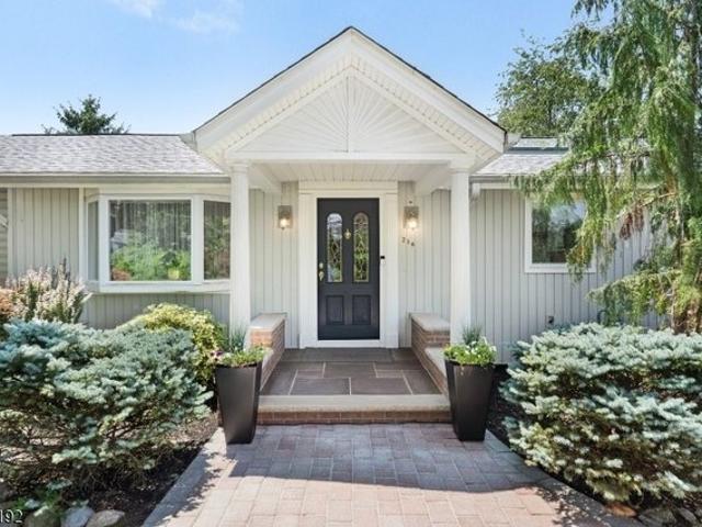 216 Glen Crest Dr, Branchburg Township, NJ 08853