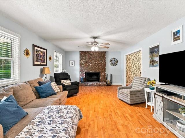 216 Dundeve Circle