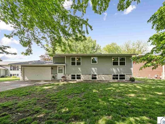 216 Hendricks Ln, Janesville, MN 56048