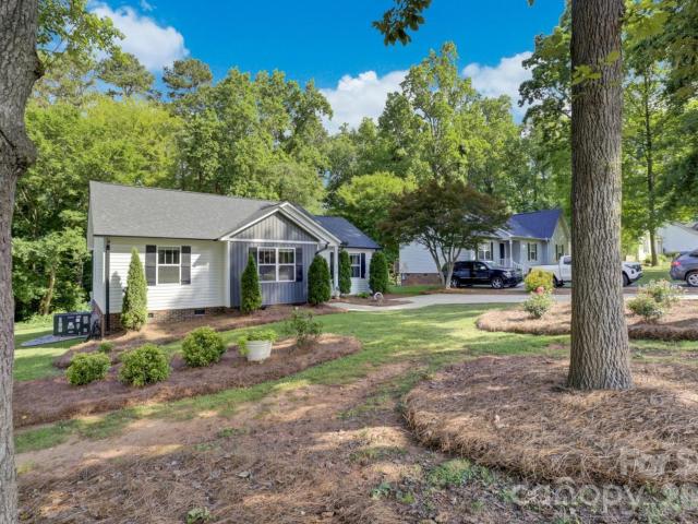 216 Hillside Avenue SW