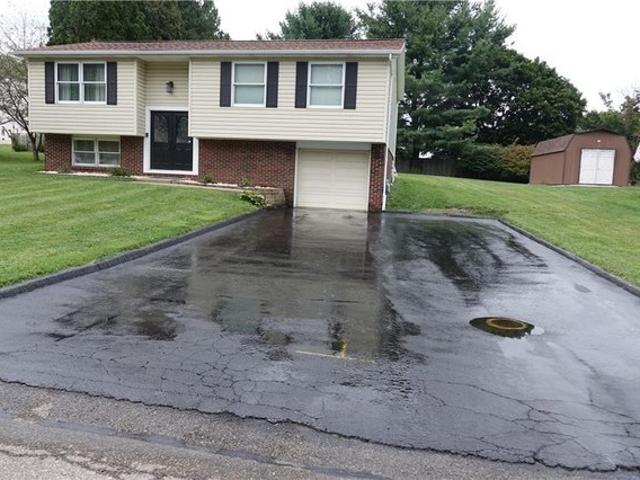 216 Oberlin Dr, Butler, PA 16001