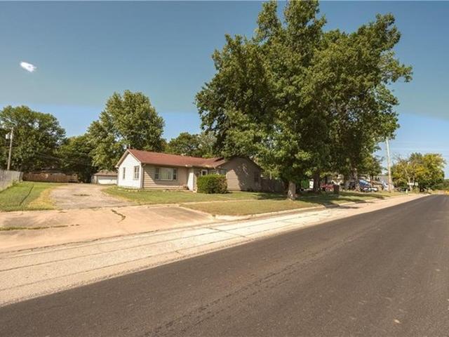 216 Main St, Neodesha, KS 66757
