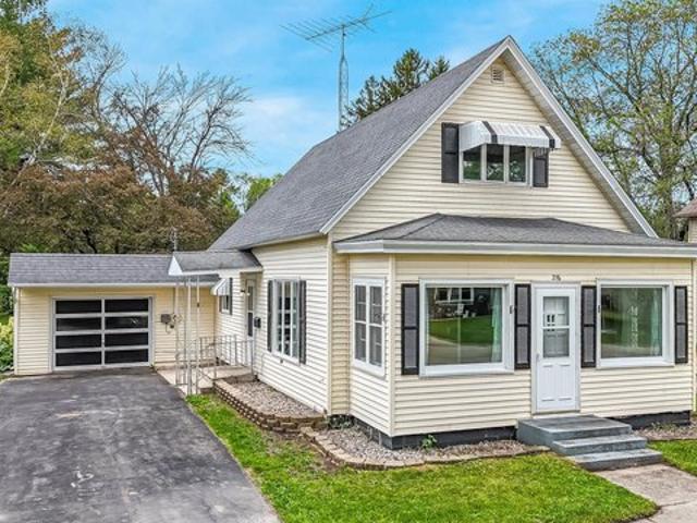 216 Maple St, Redgranite, WI 54970