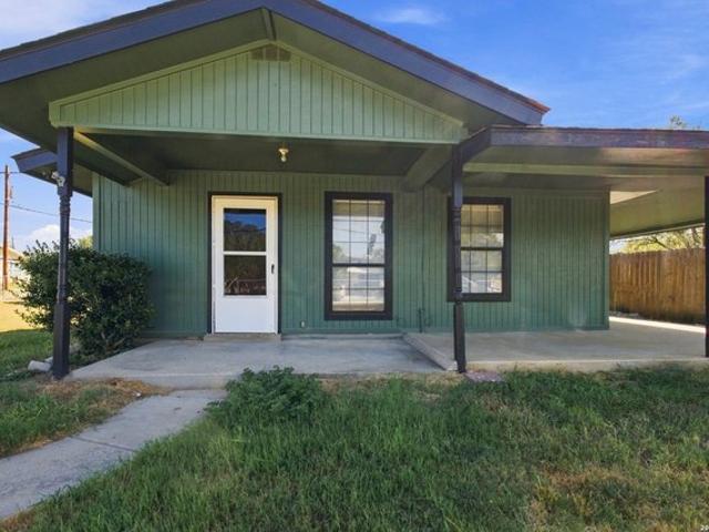 216 N Tom St, Poth, TX 78147