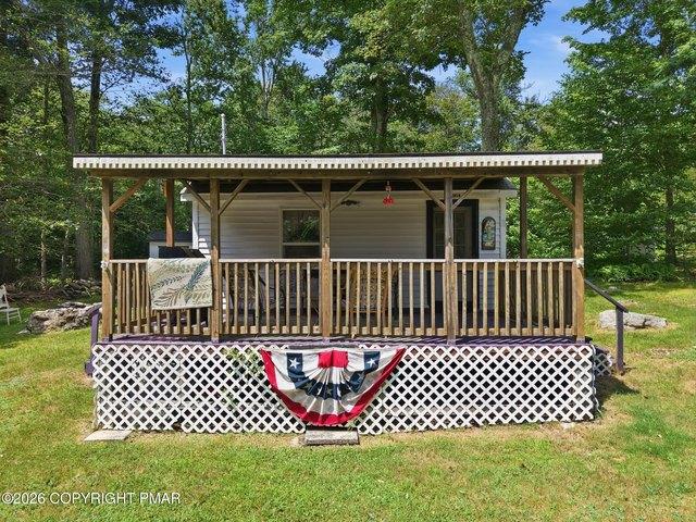 216 N Shore Dr, Greentown, PA 18426
