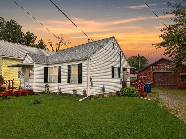 216 S Main St, Flora, IL 62839