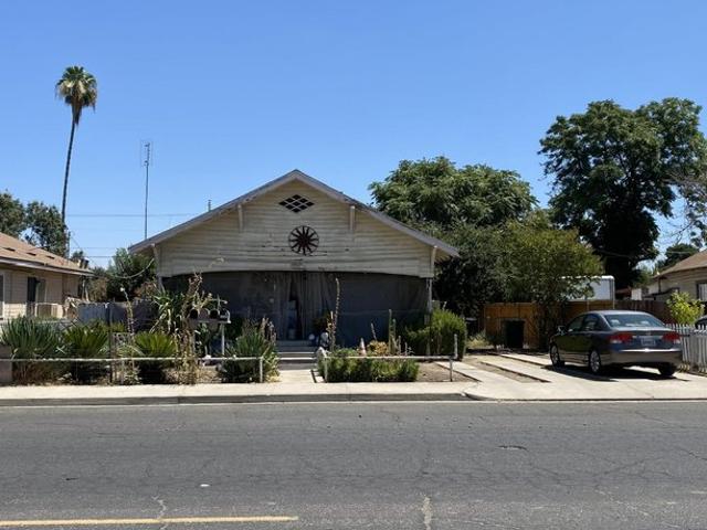 216 S Q St, Dinuba, CA 93618