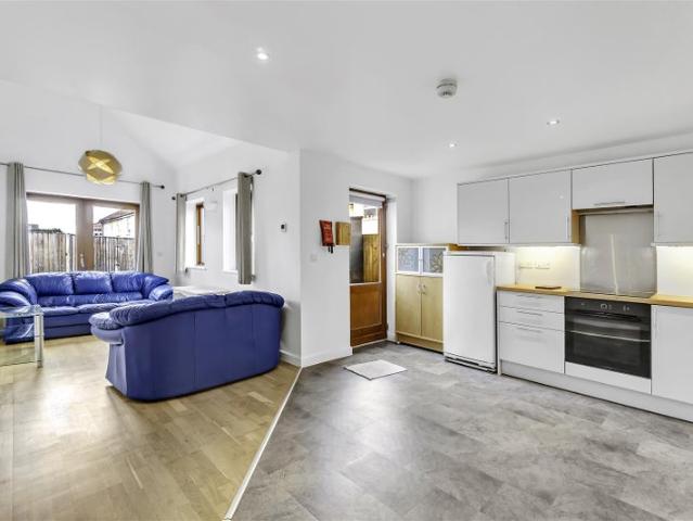 216 Southmead Rd 5 Bedroom House Available Now