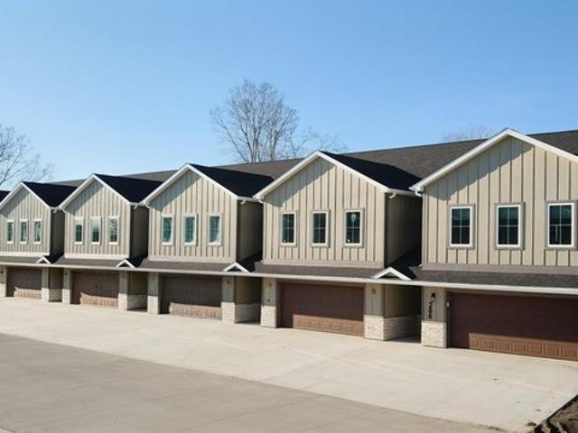 216 Stonebrook Ct, Clear Lake, IA 50428