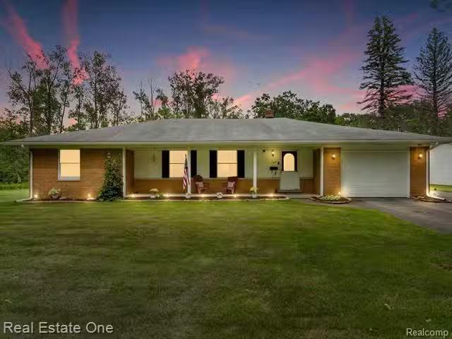 216 PARK AVE, HOLLY, MI 48442 Single Family Residence For Sale.