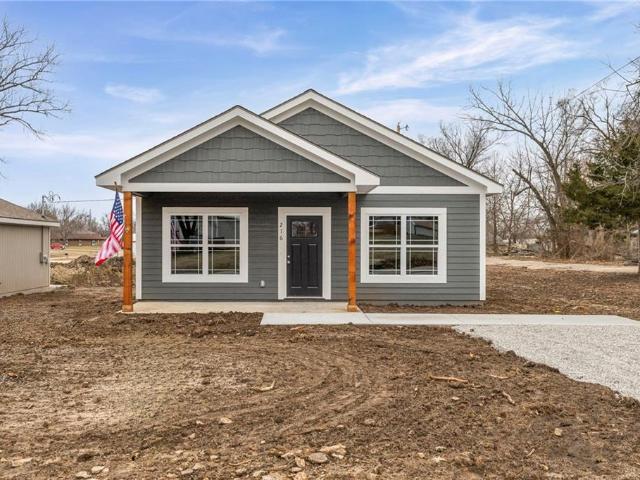 216 W 4th St, Pomona, KS 66076 | MLS #2597 | Compass
