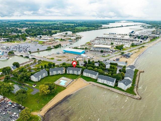 216 W Lakeshore Dr Apt E, Port Clinton, OH 43452