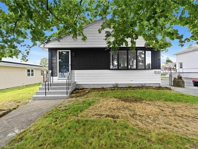 216 Toledo Ave, Pawtucket, RI 02860