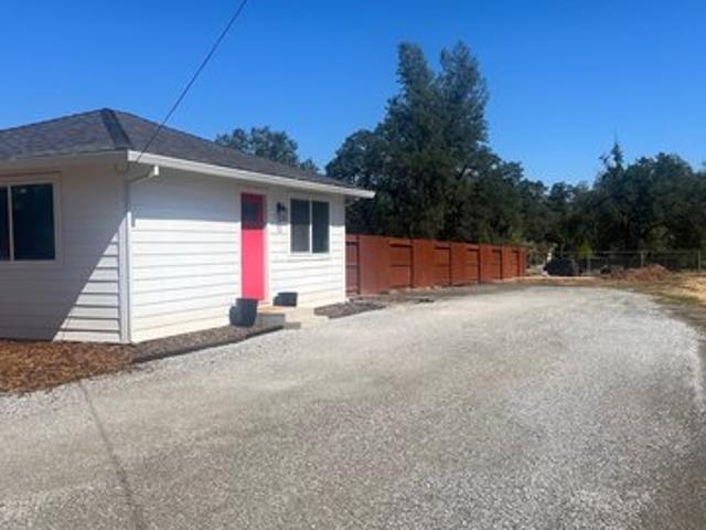 2177 Oxford Rd, Redding, CA 96002