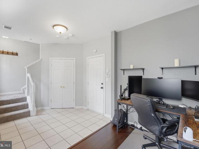 21785 Dragons Green Square
