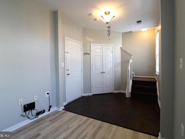 21786 Dragons Green Square
