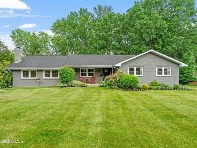 2178 APPLETREE LN, NISKAYUNA, NY 12309 Single Family Residence.