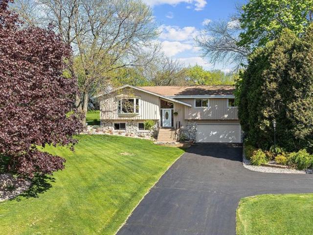 21710 W Ann Louise Ct, New Berlin, WI 53146