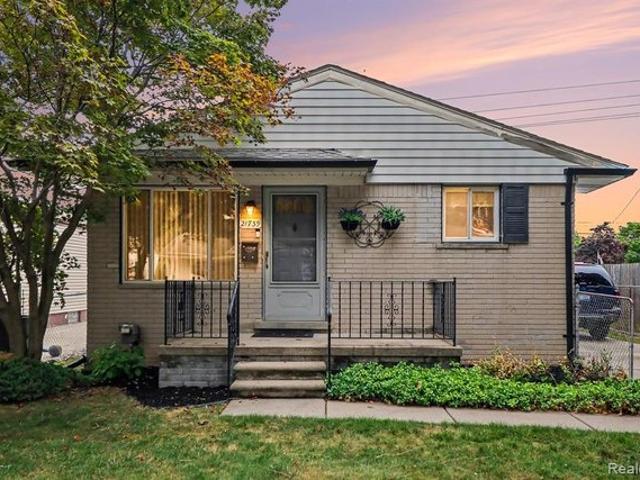 21739 Cedar St, Saint Clair Shores, MI 48081