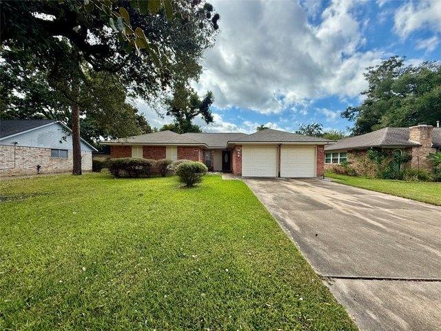 217 Banyan St, Lake Jackson, TX 77566