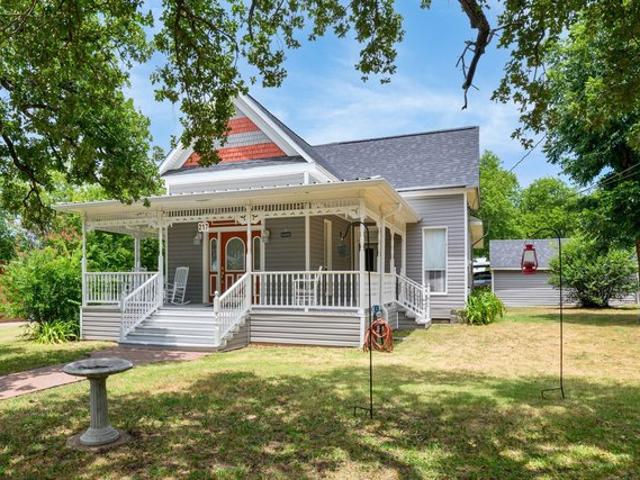 217 E 1st St, Weatherford, TX 76086