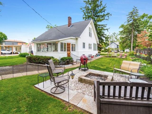 217 E High St, Ashley, OH 43003
