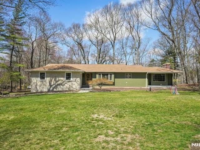 217 Osage Ln, Franklin Lakes, NJ 07417