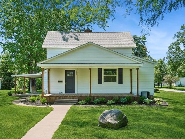 217 N 6th St, Adel, IA 50003