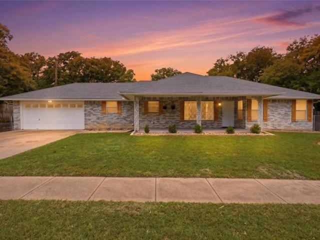 217 Spruce Cir, Azle, TX 76020