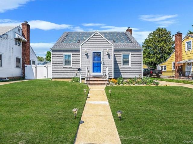 217 Stephen St, North Bellmore, NY 11710