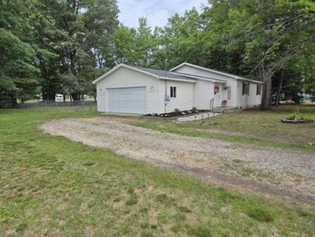 217 Weaver Dr, Houghton Lake, MI 48629