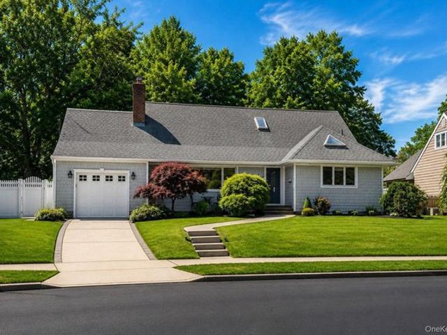 2184 Seneca Dr S, Merrick, NY 11566
