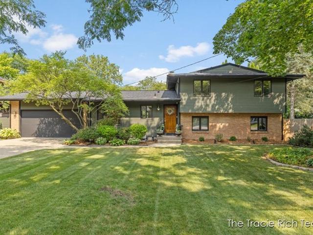 2184 Woodcliff Ave SE, Grand Rapids, MI 49546