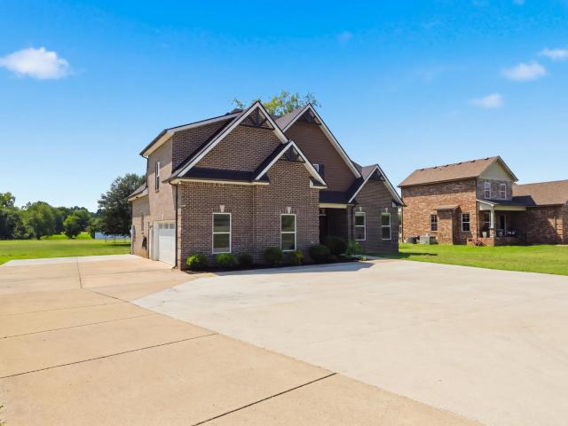 2187 Twin Oak Dr
