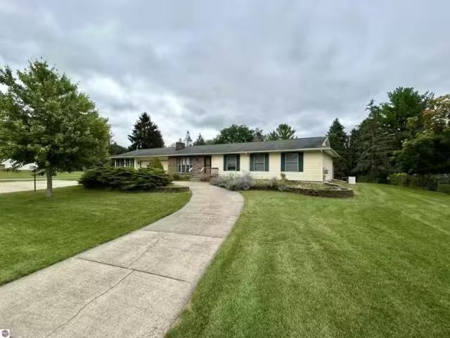 2188 CANDLEWOOD DR, CHARLOTTE, MI 48813 Single Family Residenc.