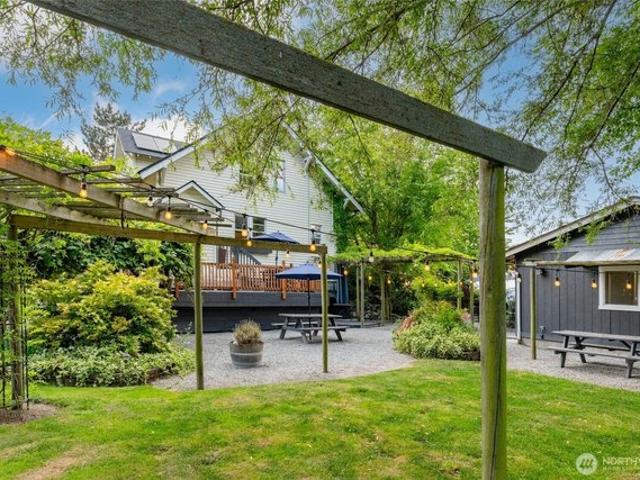 21895 Cedardale Rd, Mount Vernon, WA 98274