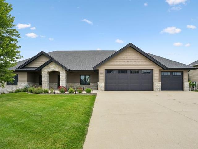 2189 Creek Wood Dr, Dubuque, IA 52003