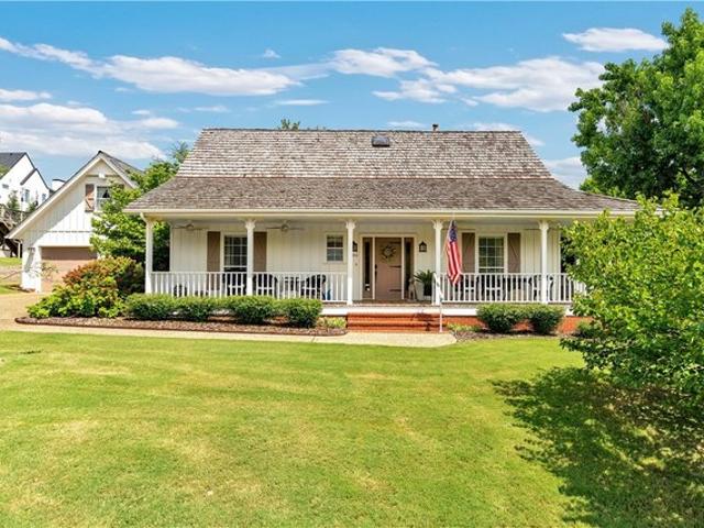 2180 E Camelot Pl, Fayetteville, AR 72701