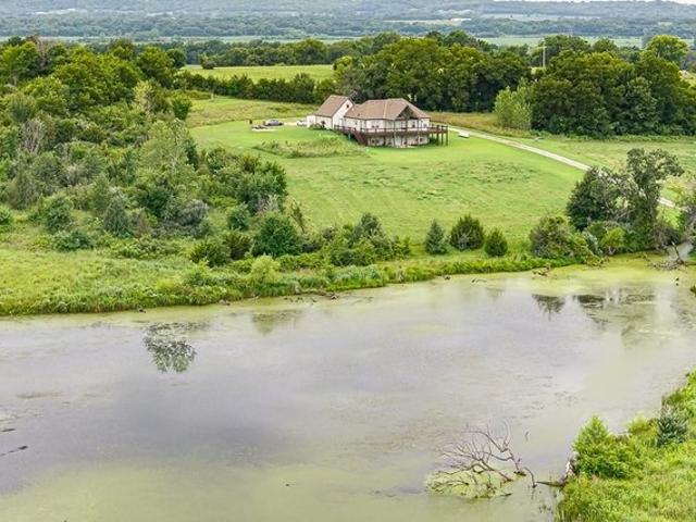 21815 th St, Tonganoxie, KS 66086
