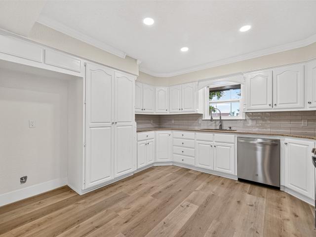 218 Bay Colony Circle