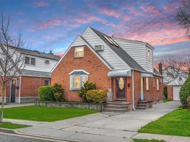 218 Brown St, Mineola, NY 11501